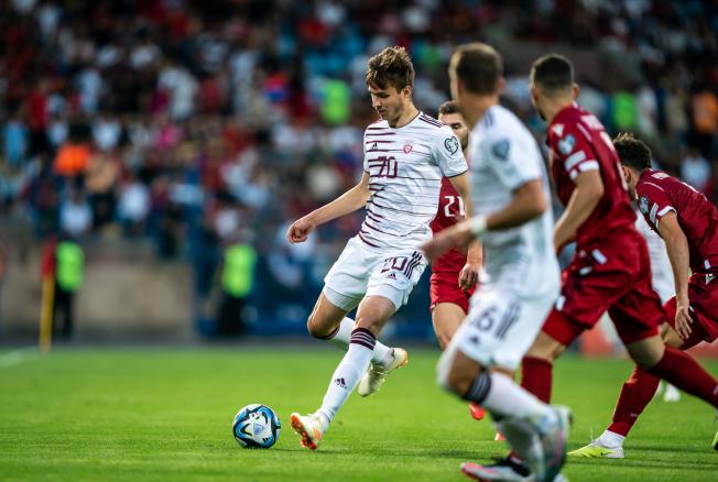 VS.lv: Latvijas futbolisti atkal ielaiž pašā galotnē un sāpīgi zaudē
