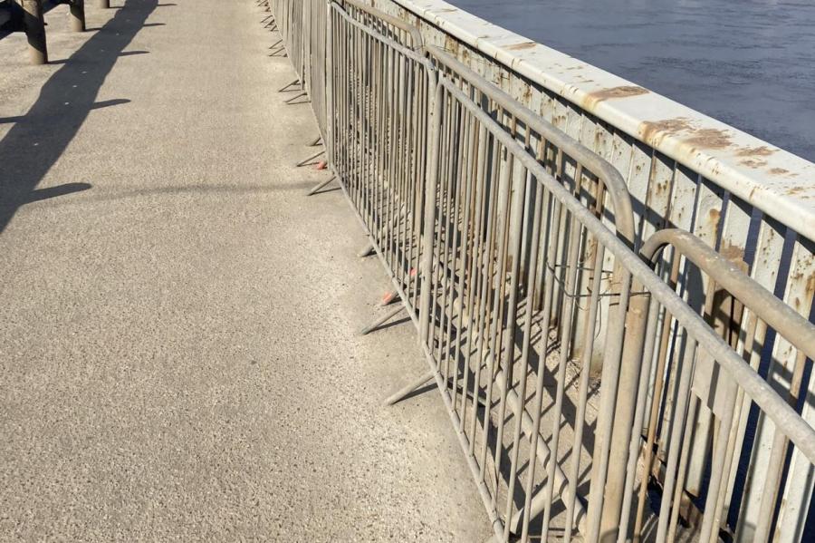 VS.lv: Vanšu tilta sarūsējušās margas aizsargā sarūsējušās barjeras ...