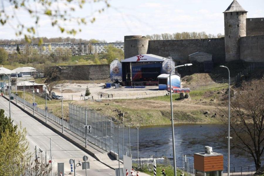 VS.lv: Krievija iepretim Narvas promenādei izvietojusi lielu ...