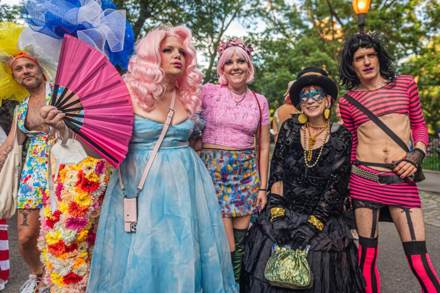 VS.lv: LGBTQ aktīvisti parādē dzied: Mēs nākam pēc jūsu bērniem (+VIDEO)