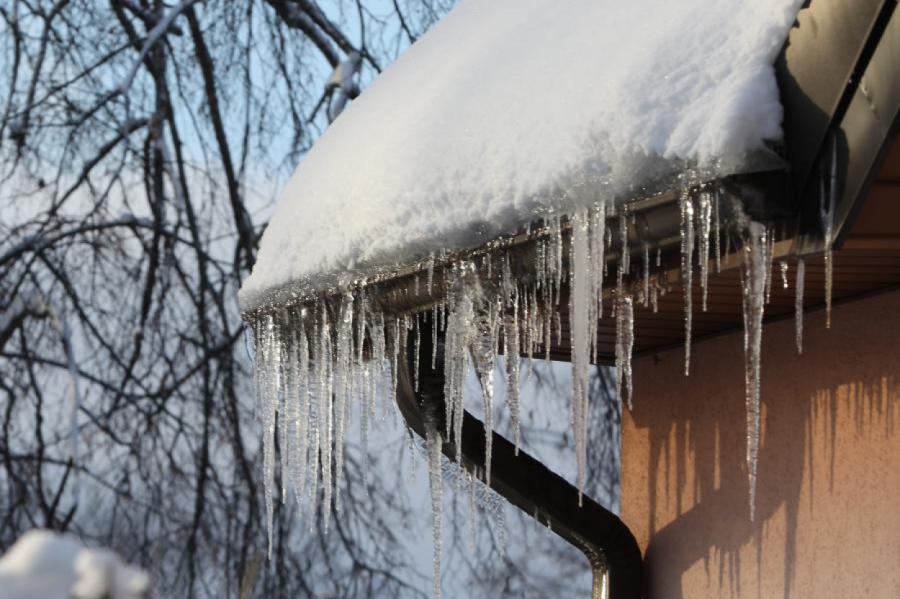 VS.lv: Rīgā vīrieti nāvējoši traumējis no jumta krītošs ledus gabals